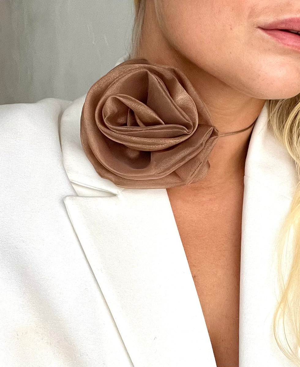 2in1 mažesnė gėlė sagė / kaklo aksesuaras "Golden Brown" – Mari made