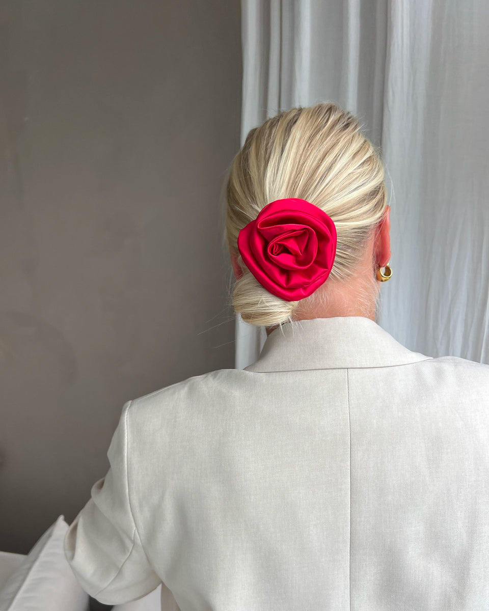 Raudona gėlė plaukų gumytė – Mari made