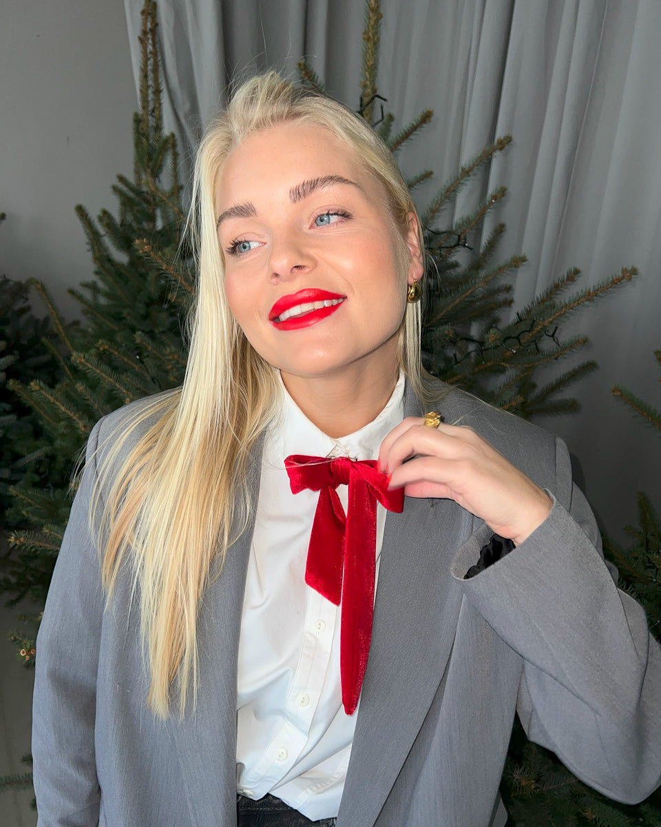 Raudonas kaspinas sagė – Mari made